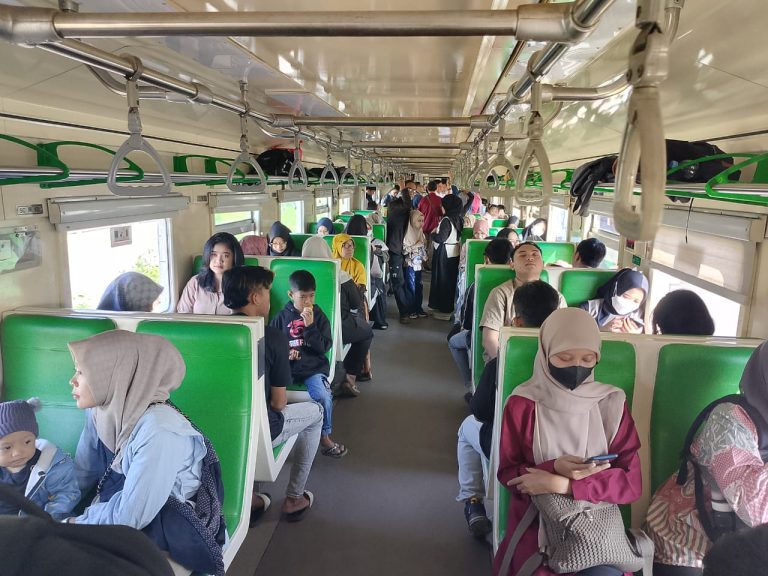 Mulai Hari Ini, Jadwal Baru Commuter Line Rute Mojokerto – Surabaya ...